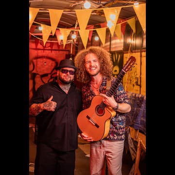 Môže jedna gitara nahradiť celú kapelu? Dávid Bílek vás na turné ...