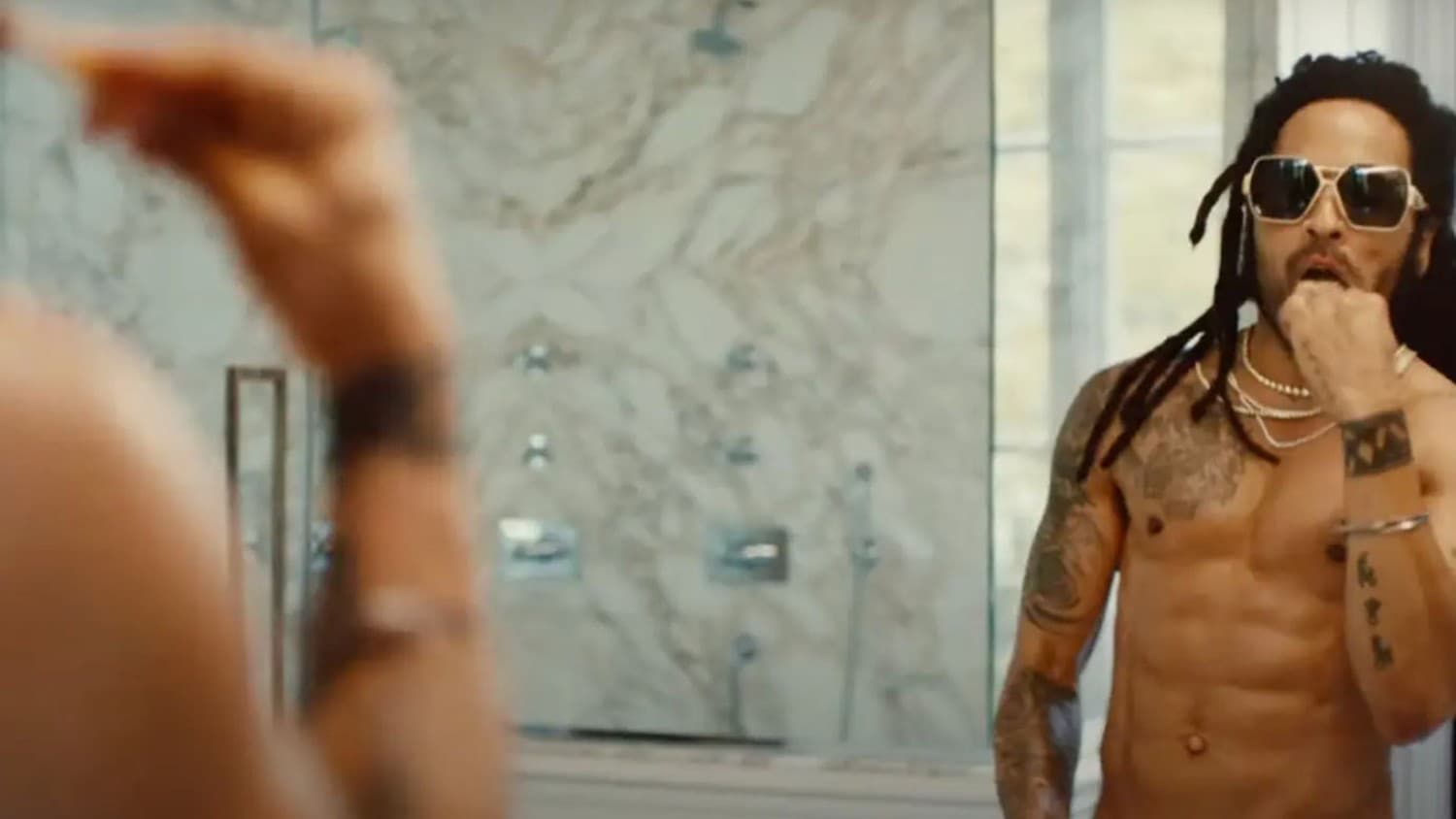 Lenny Kravitz zverejnil odvážne video k novinke TK421. S oblečením si starosti nerobil | Hudba.sk