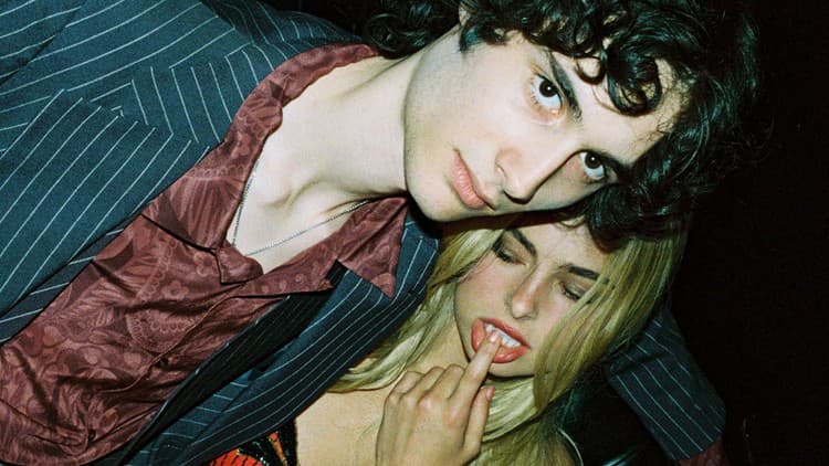 Sombr má nový hit 12 to 12. Vo videoklipe účinkuje rastúca hviezda ...