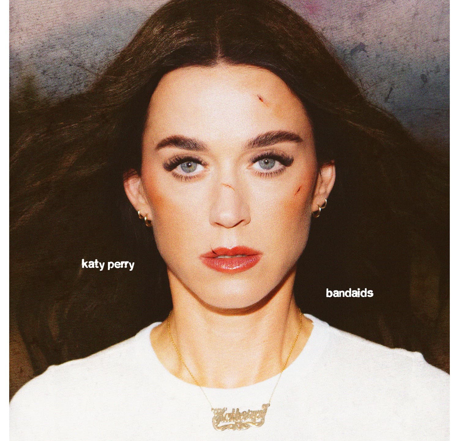 Katy Perry sa vo videoklipe k novinke Bandaids opakovane ocitá blízko smrti – galéria | 4 | Hudba.sk