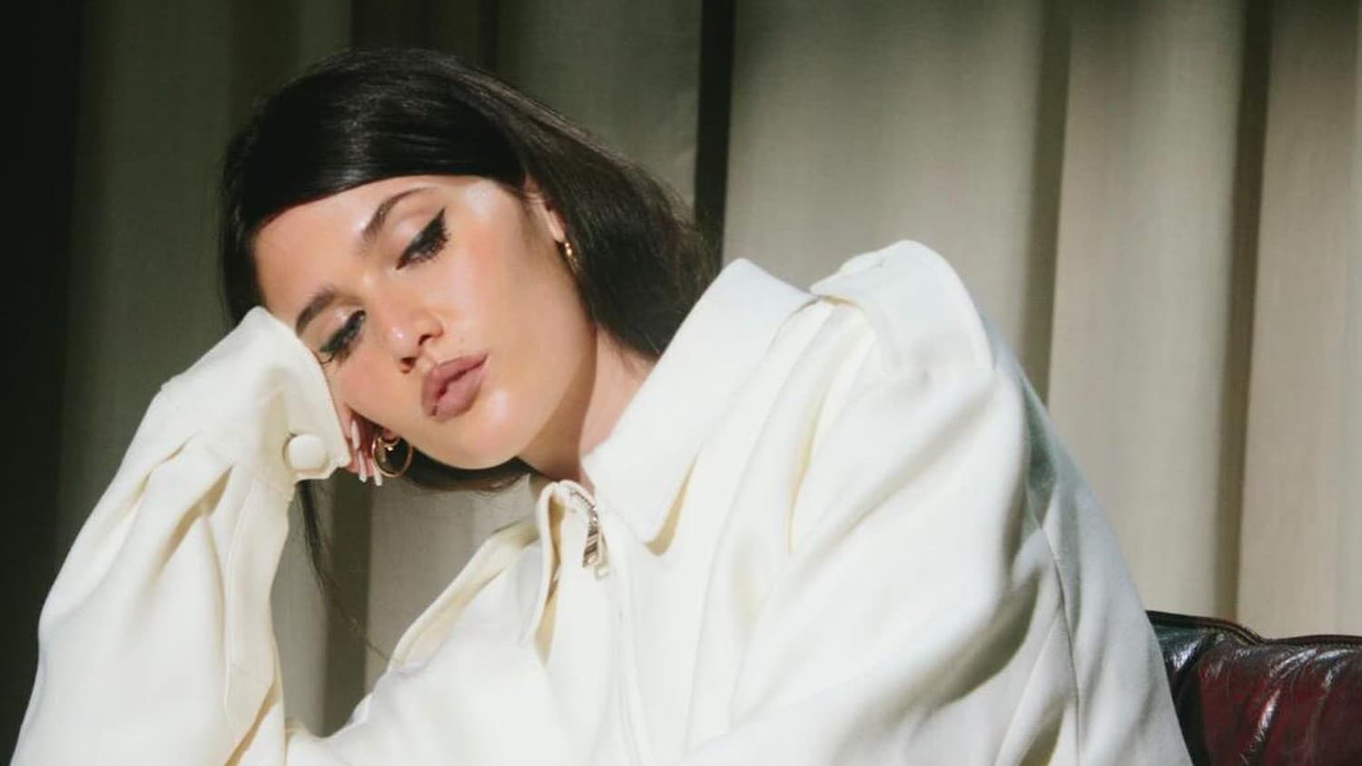 Sienna Spiro oznamuje debutový album Visitor. Spojí soul, orchestrálny ...
